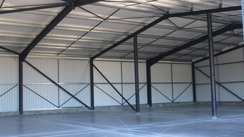 Comment barder un hangar ? Techniques et matériaux adaptés
