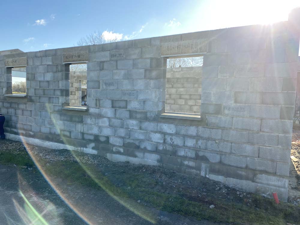 Construction de bâtiments par des maçons professionnels à Viriat